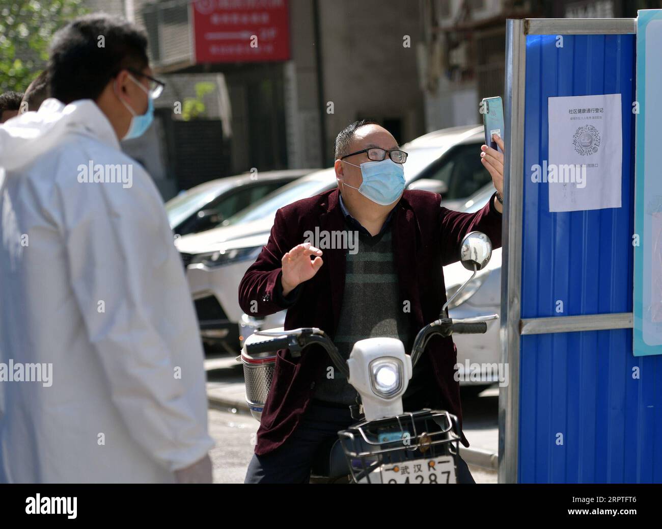 200415 -- WUHAN, April 15, 2020 -- A resident scans health QR code at ...