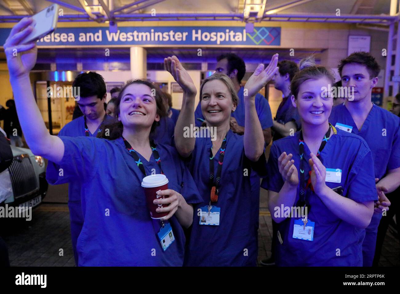 Nhs workers claping hi-res stock photography and images - Alamy