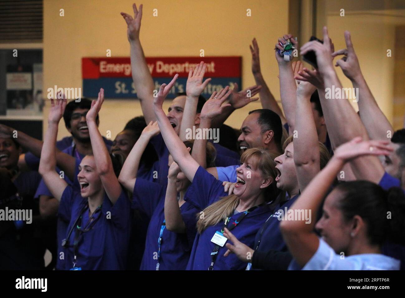 Nhs workers claping hi-res stock photography and images - Alamy