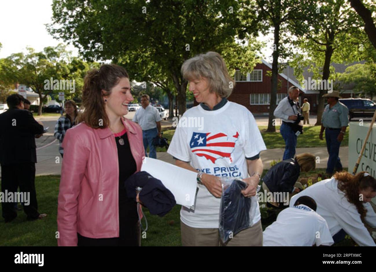 Secretary Gale Norton joining young volunteers in Take Pride in America ...