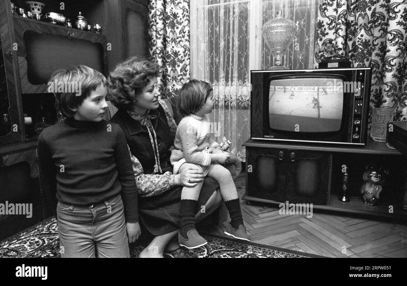 Russian Ice hockey goalie Vladislav Tretiak´s family wife Tatiana and ...