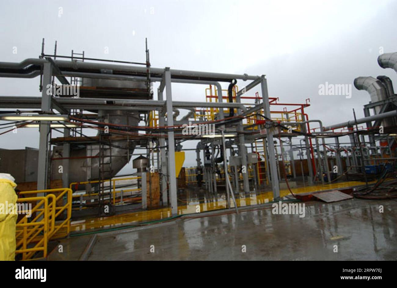 Components of the world's largest offshore oil platform, newly ...