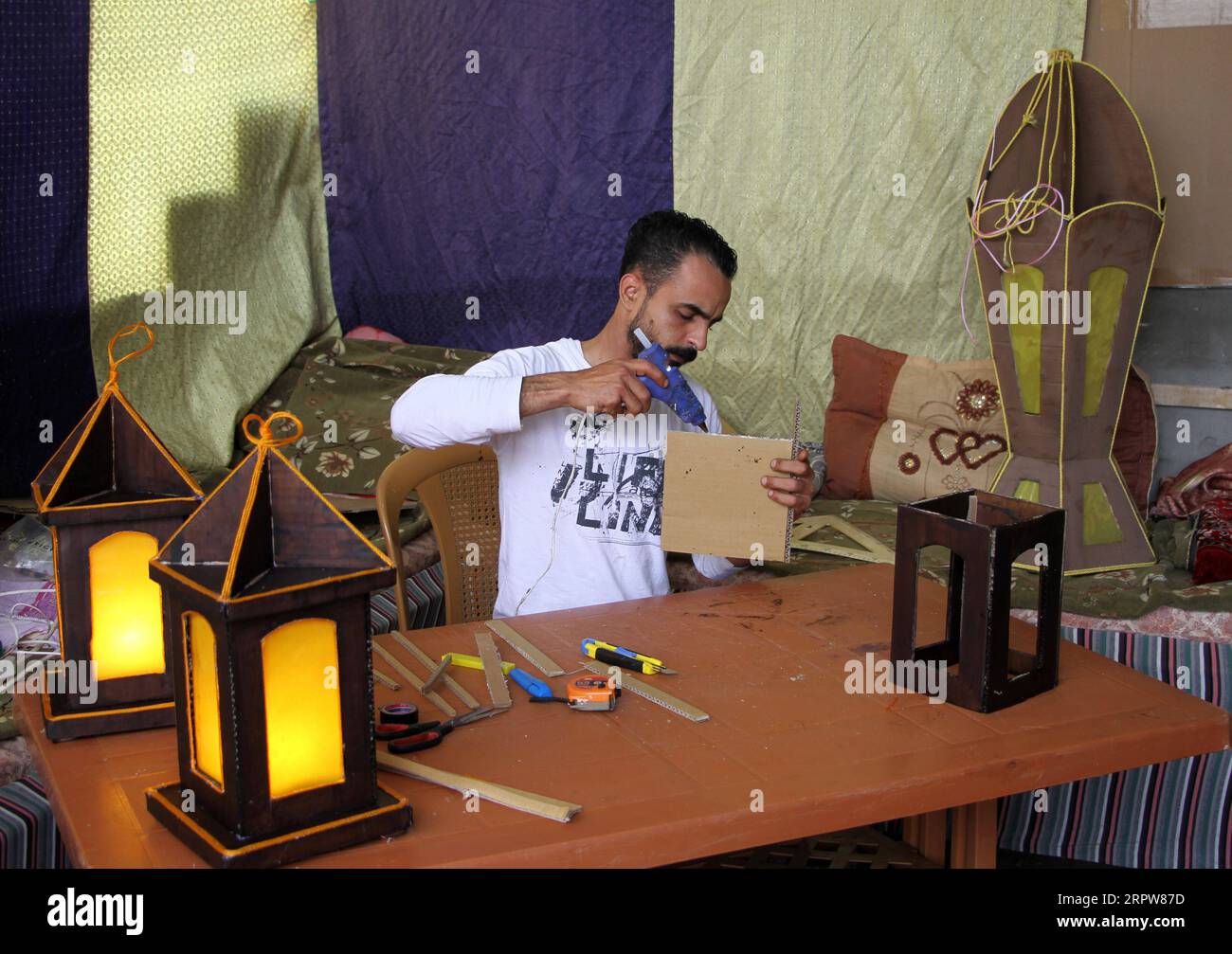 200423 -- GAZA, April 23, 2020 Xinhua -- Wesam Farahat makes ...