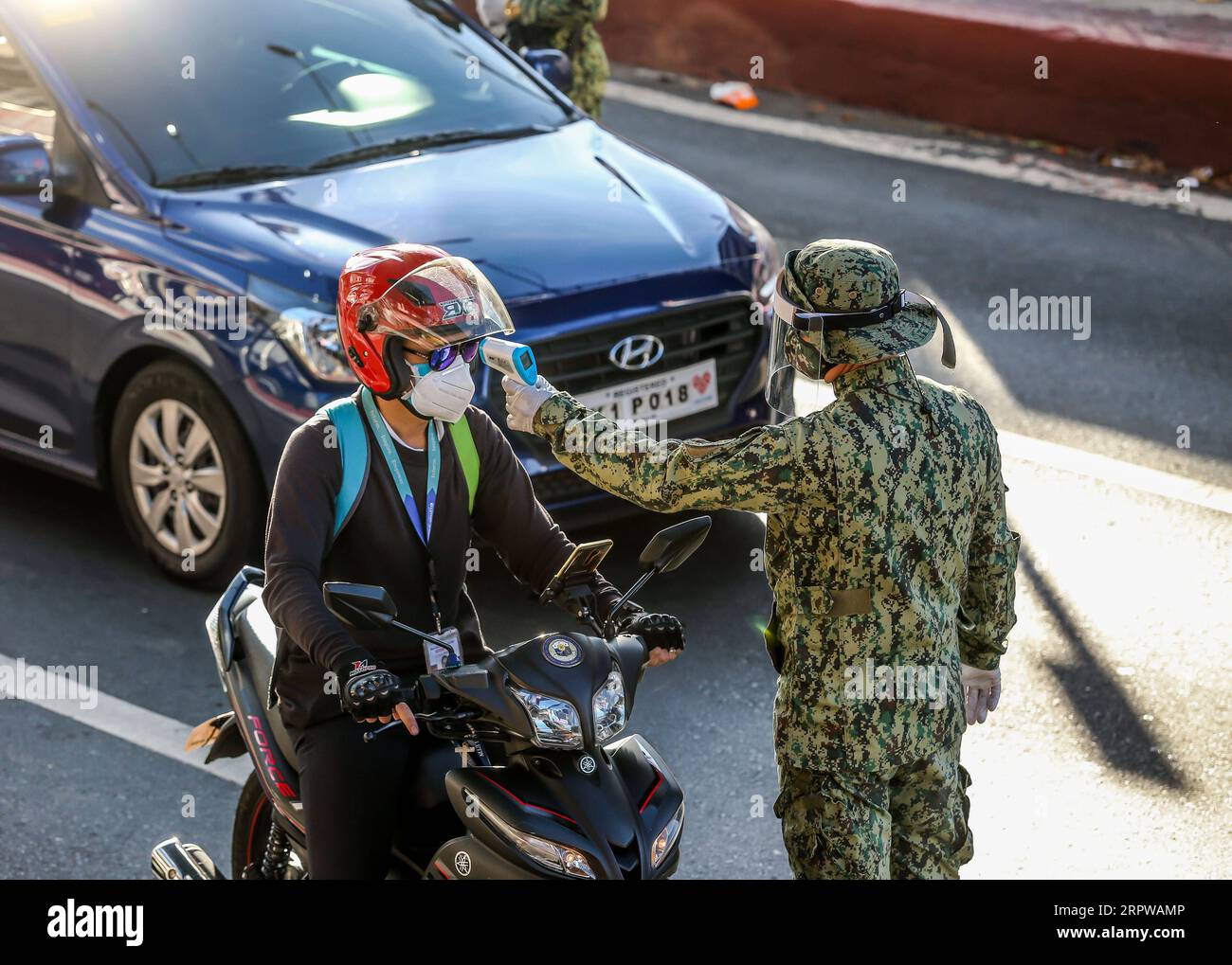 200424 -- MANILA, April 24, 2020 Xinhua -- A policeman from the ...