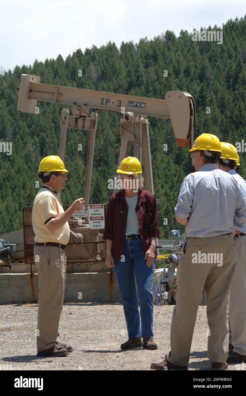 Secretary Gale Norton with Shell Oil officials at energy resource site ...