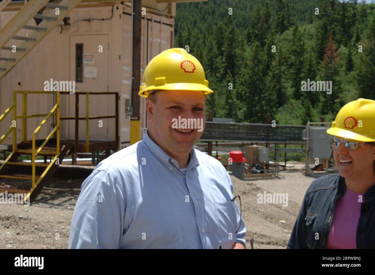Secretary Gale Norton with Shell Oil officials at energy resource site ...