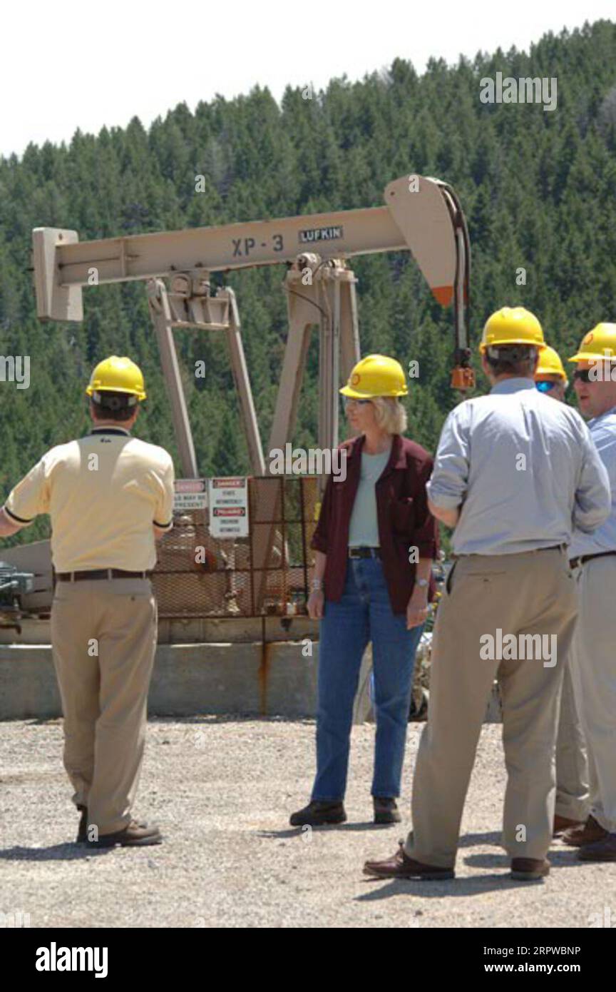 Secretary Gale Norton with Shell Oil officials at energy resource site ...