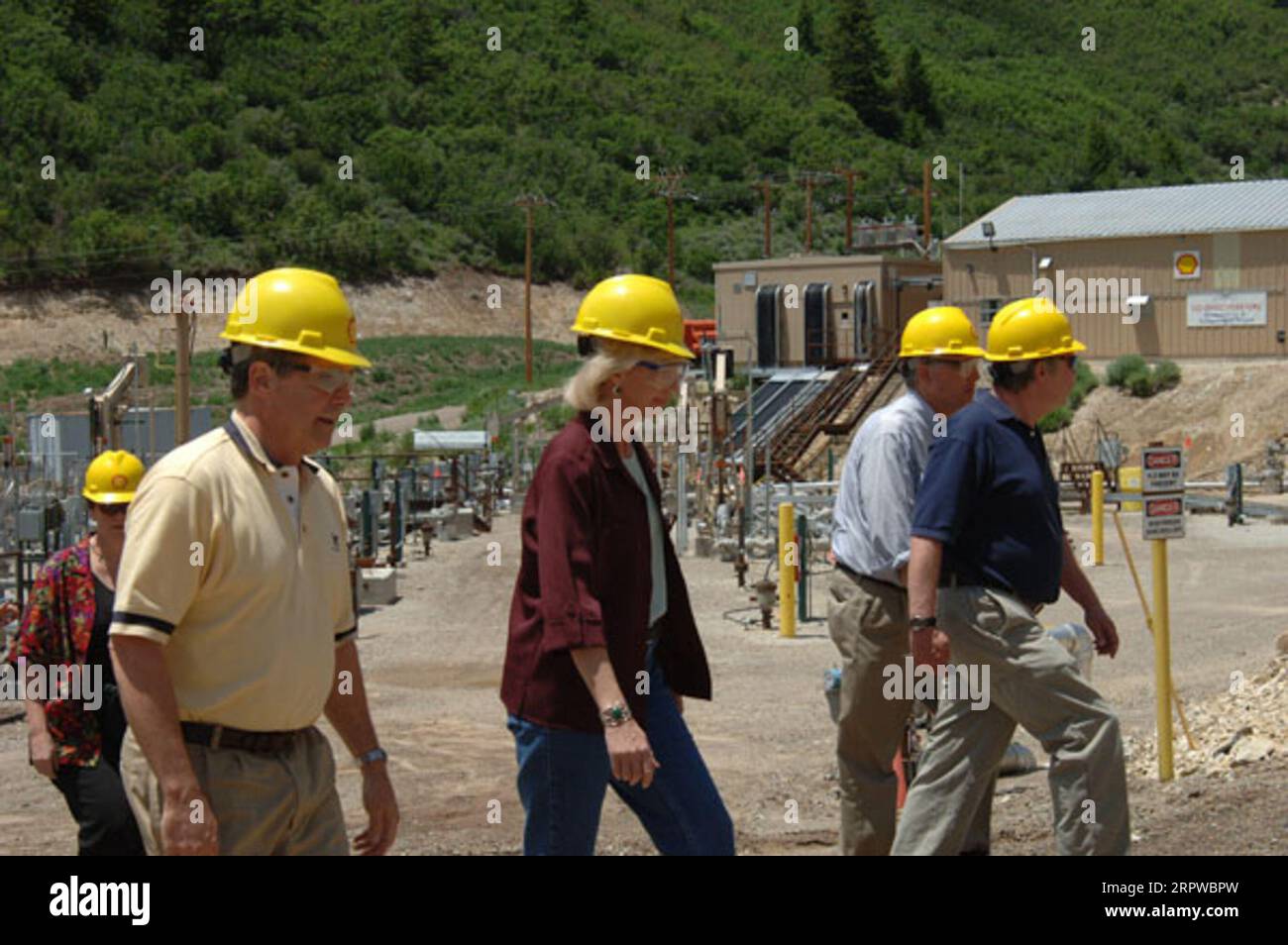 Secretary Gale Norton with Shell Oil officials at energy resource site ...