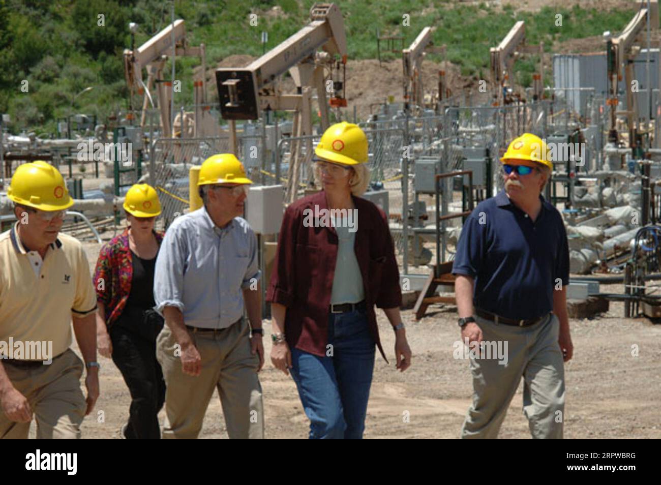 Secretary Gale Norton with Shell Oil officials at energy resource site ...