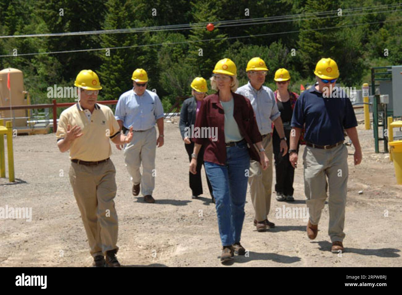 Secretary Gale Norton with Shell Oil officials at energy resource site ...