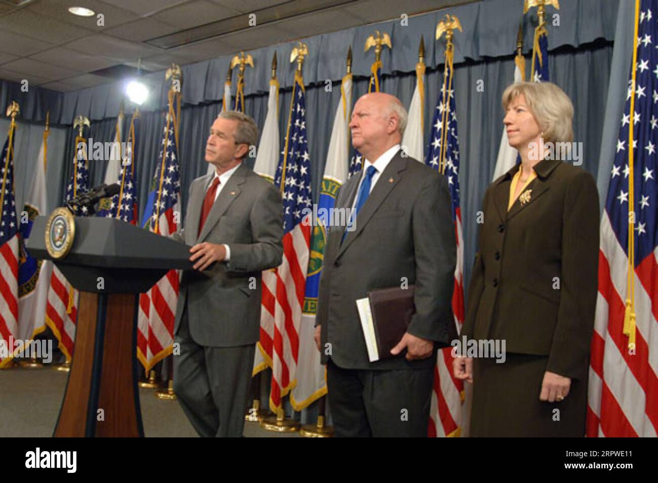 President George Bush at podium, with Energy Secretary Samuel Bodman ...