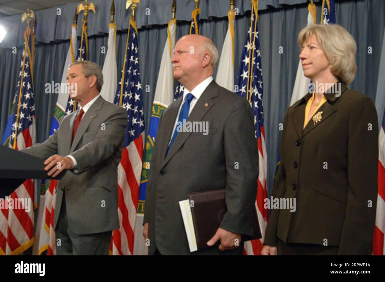 President George Bush at podium, with Energy Secretary Samuel Bodman ...