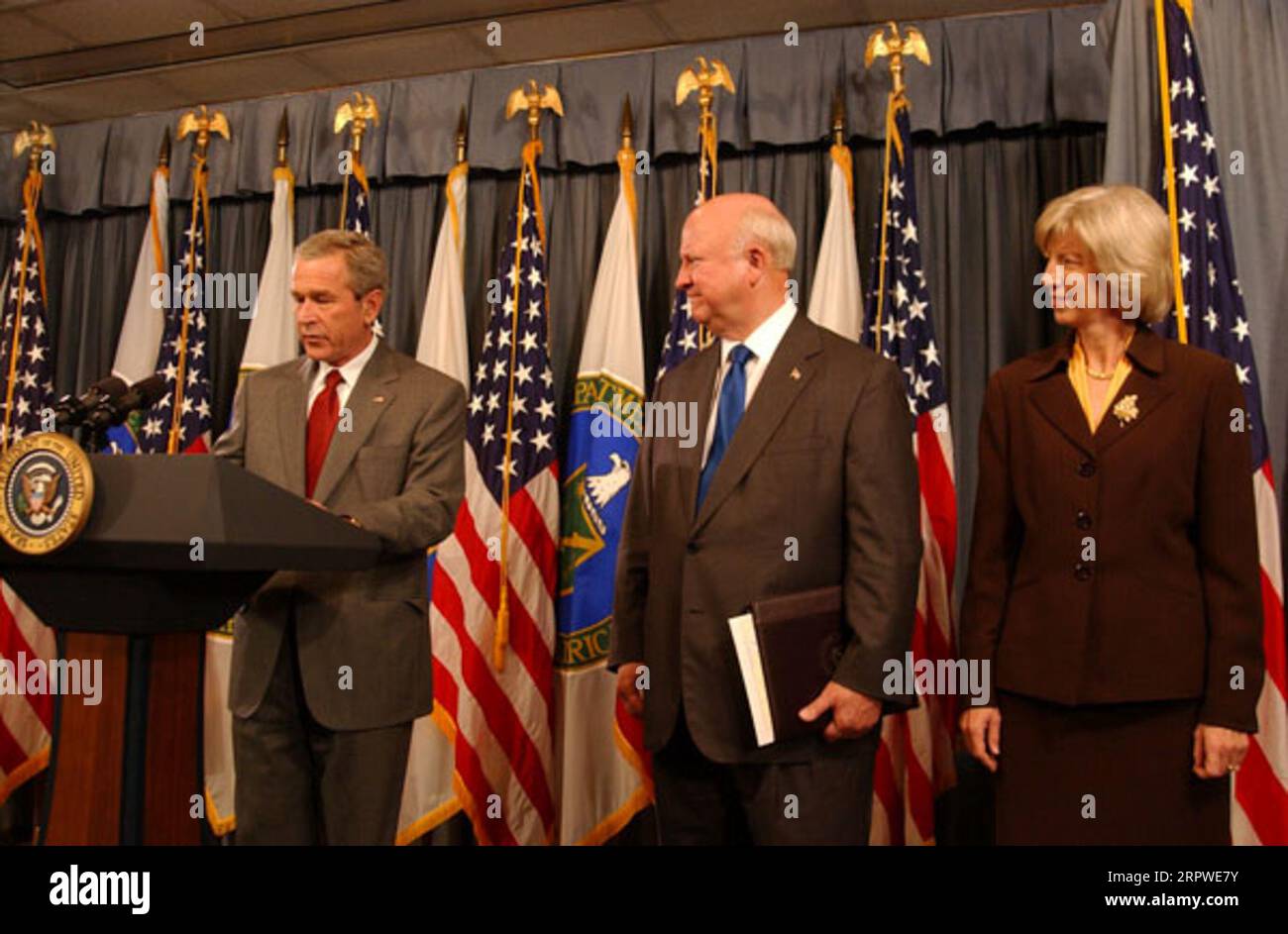 President George Bush at podium, with Energy Secretary Samuel Bodman ...