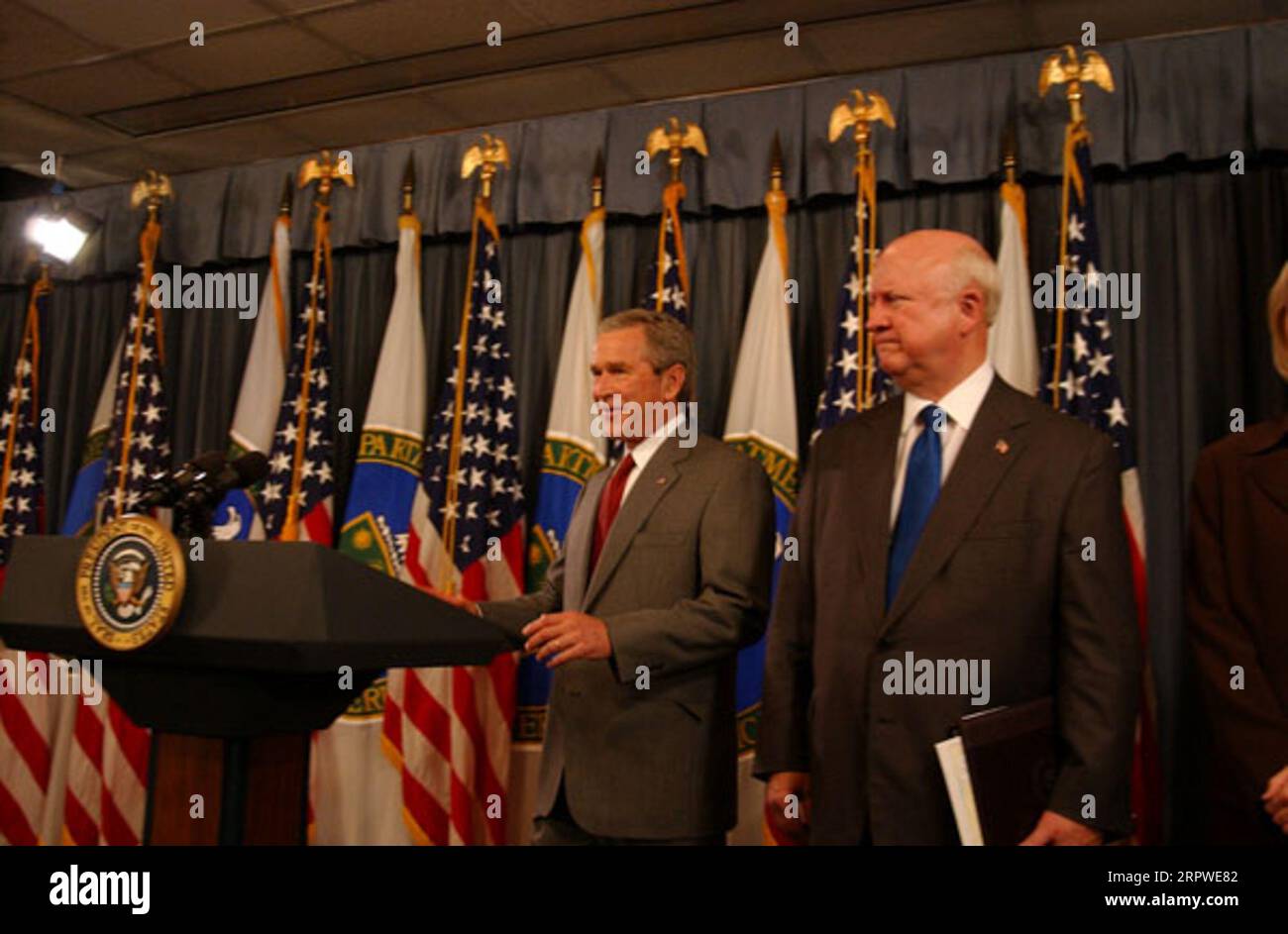 President George Bush at podium, with Energy Secretary Samuel Bodman to ...