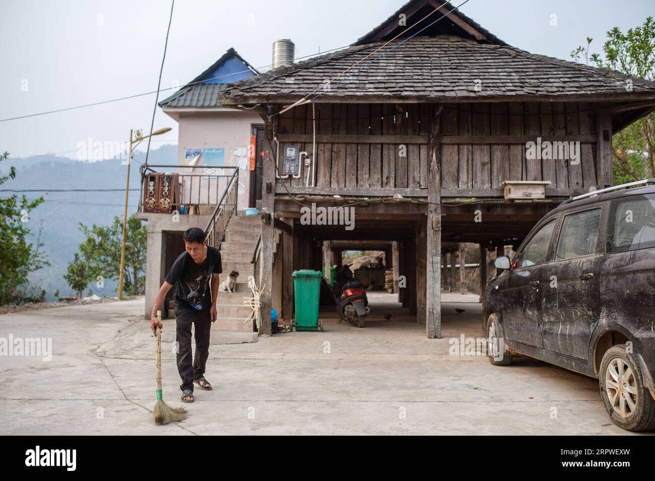 China yunnan menghai poverty hi-res stock photography and images - Alamy