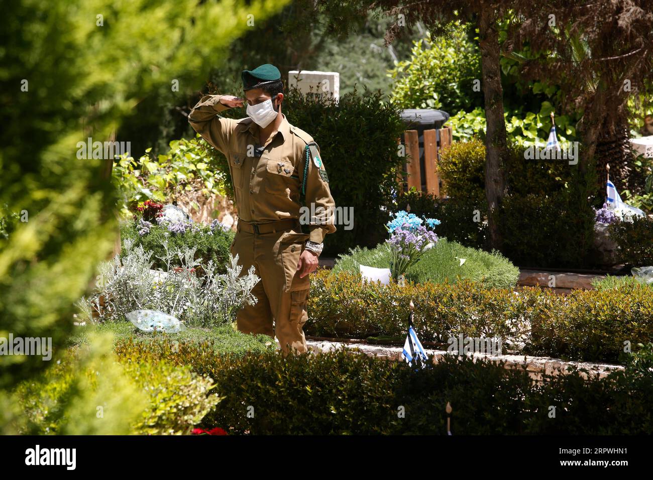 200427 -- JERUSALEM, April 27, 2020 Xinhua -- An Israeli soldier ...