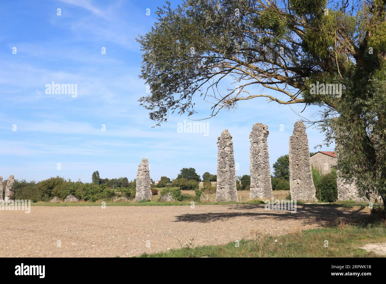 Gallo roman aqueduct hi-res stock photography and images - Alamy
