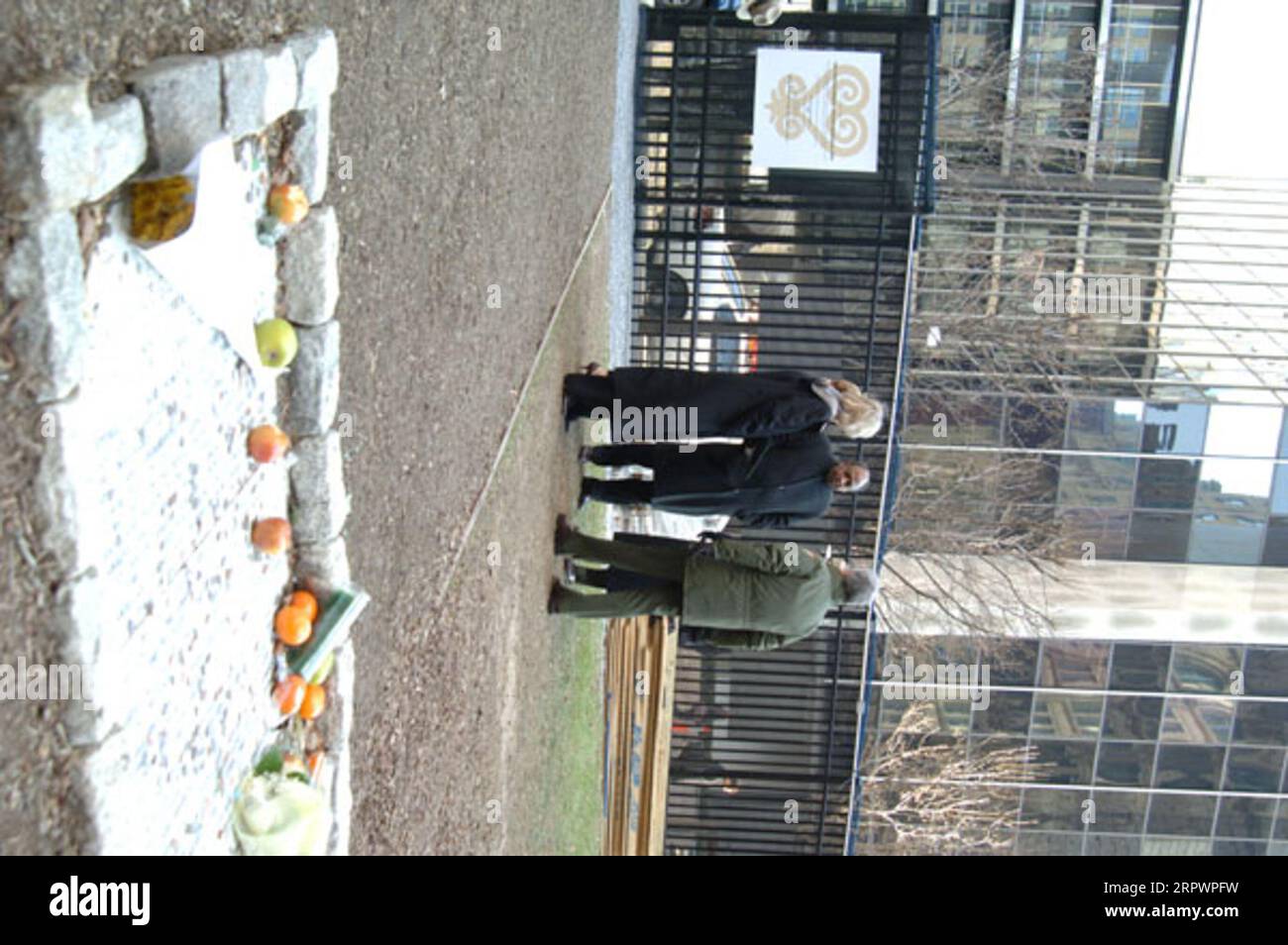 Secretary Gale Norton, with National Park Service Deputy Director Don ...