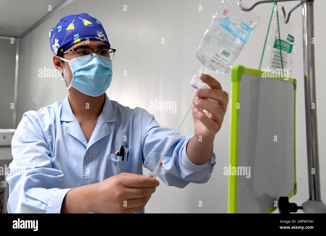 200502 -- ZHENGZHOU, May 2, 2020 -- Nurse Liu Guangyao adjusts the drop ...