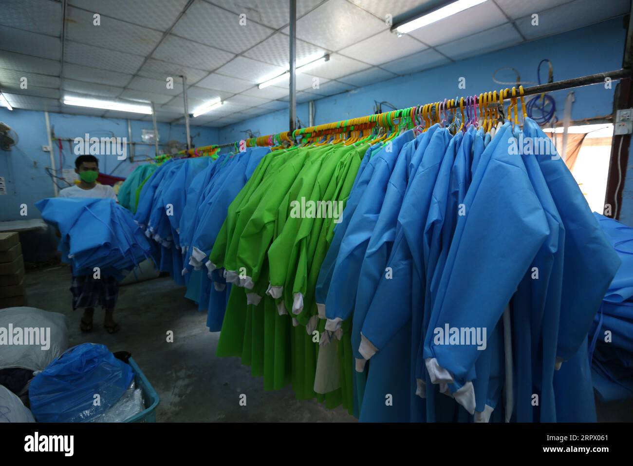Production surgical gowns hi-res stock photography and images - Alamy