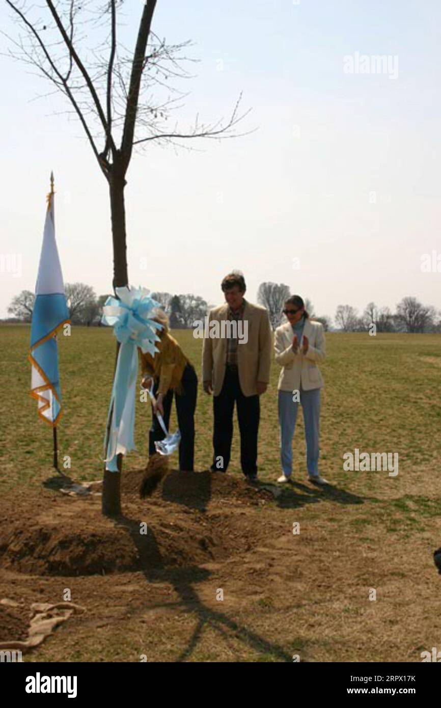 Secretary Gale Norton with Department of Interior staff at tree ...