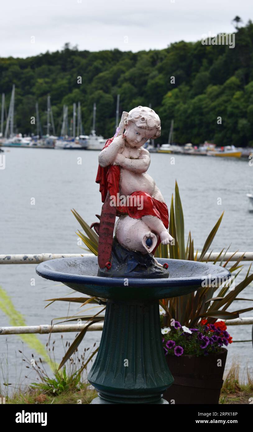 Water fountain statue hi-res stock photography and images - Alamy