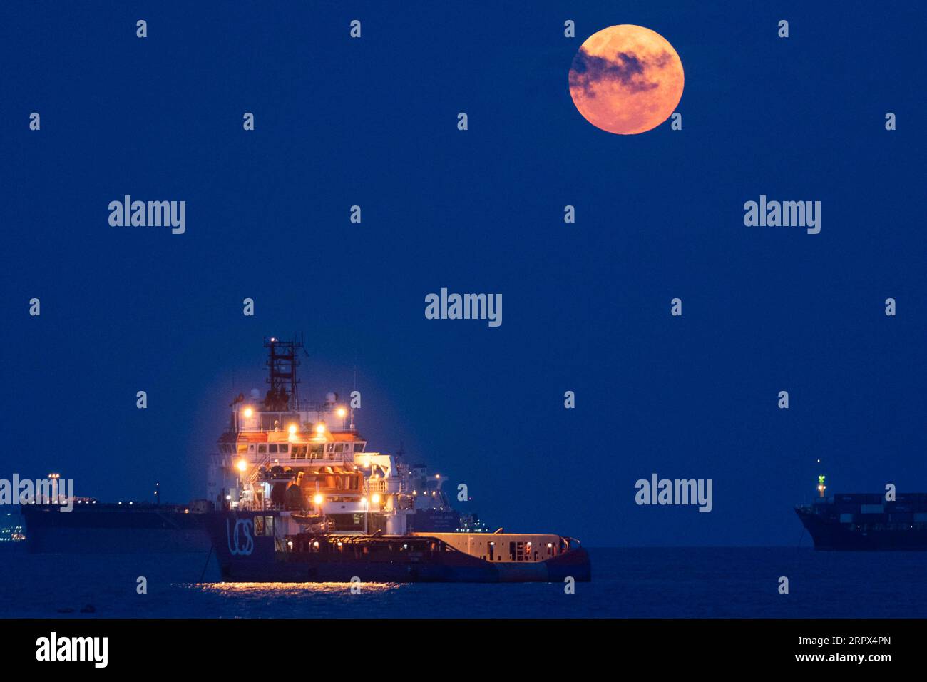 200507 -- SINGAPORE, May 7, 2020 Xinhua -- A full moon appears in the ...