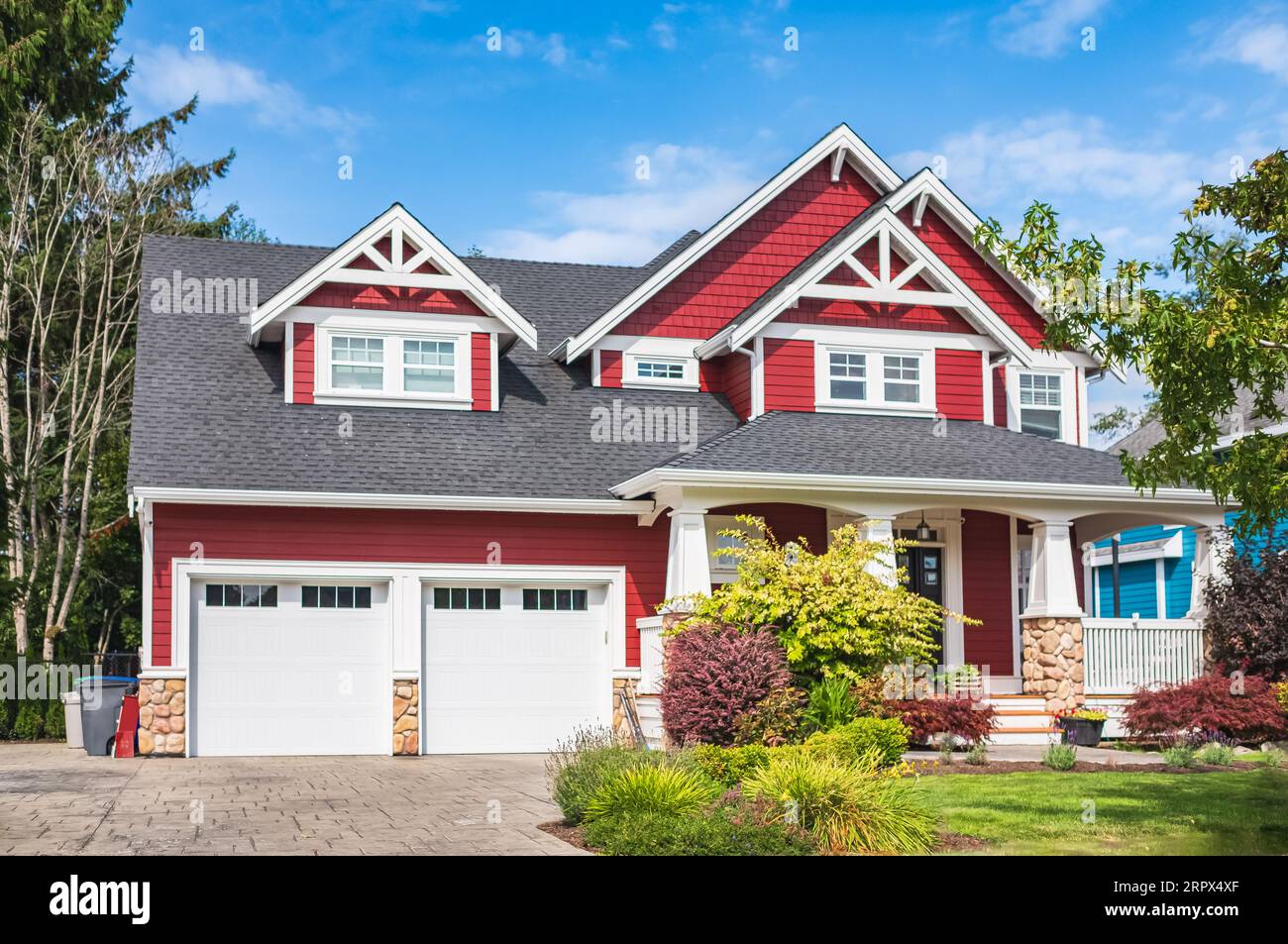 Elegant detached house with double garage. Big family house with double ...