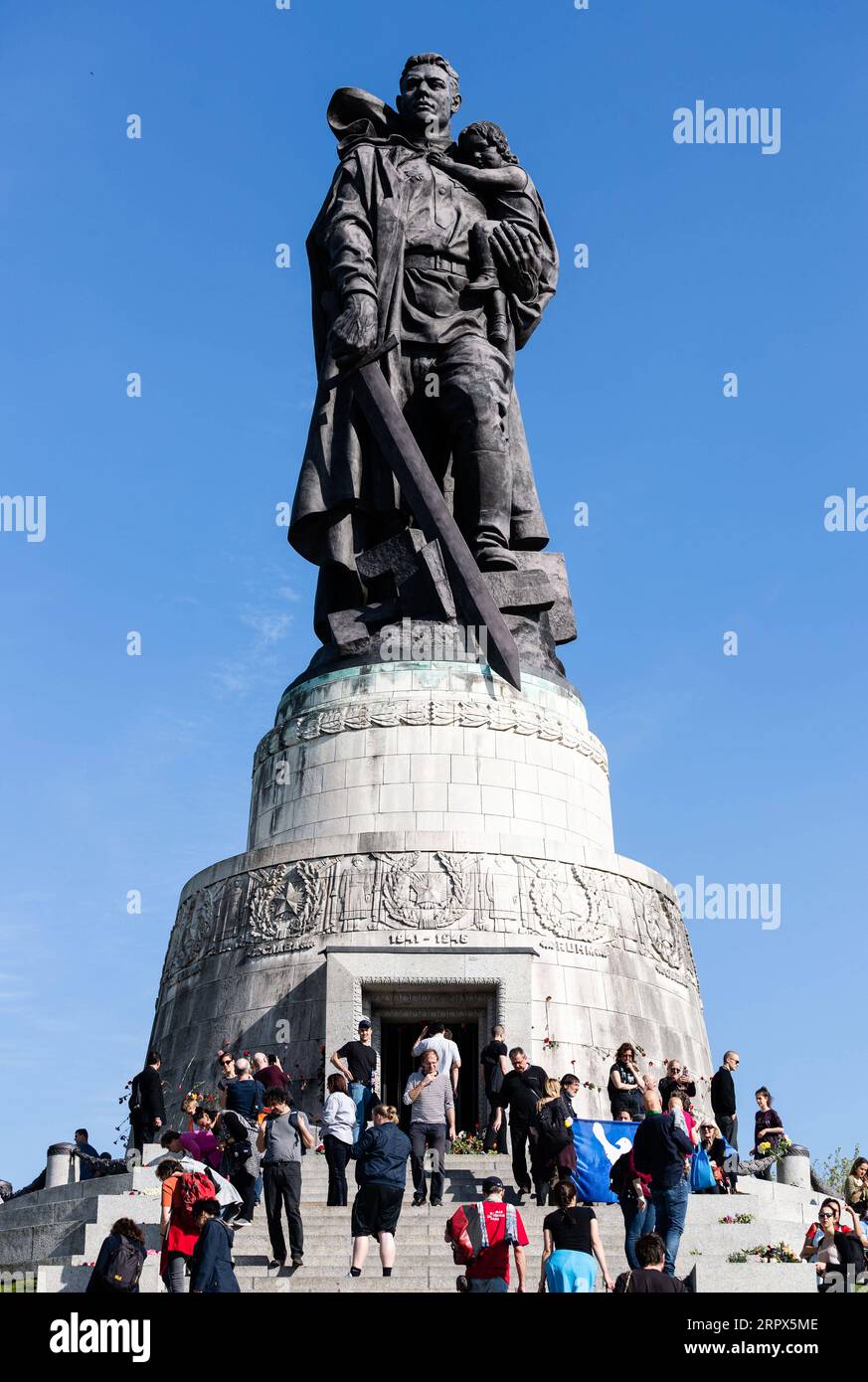 Soviet soldier statue hi-res stock photography and images - Alamy