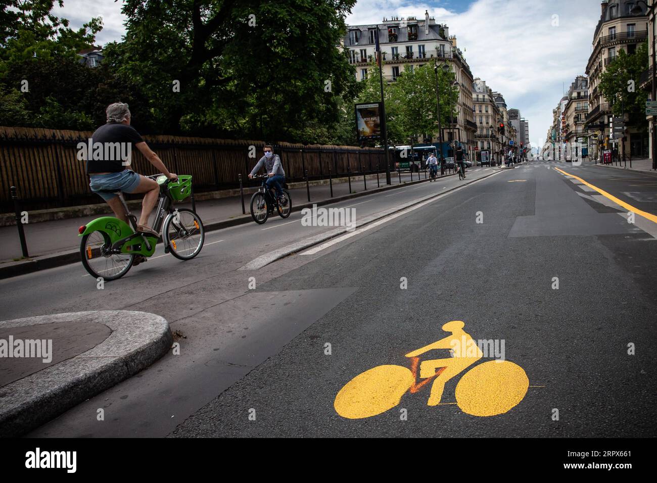Bike lanes paris hi-res stock photography and images - Alamy