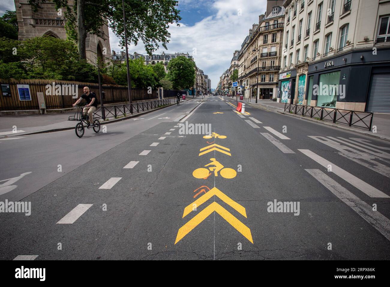 Stretch buses hi-res stock photography and images - Alamy