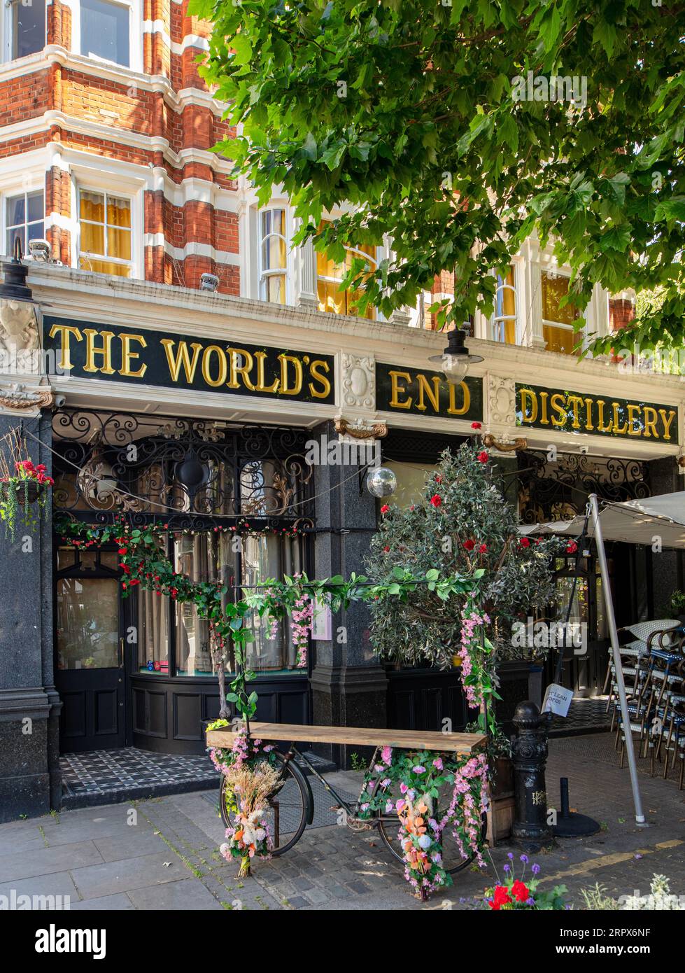 The World's End; at the western end of the King's Rd, Chelsea, London ...
