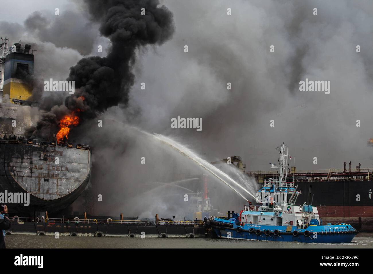 Oil tanker fire hi-res stock photography and images - Alamy