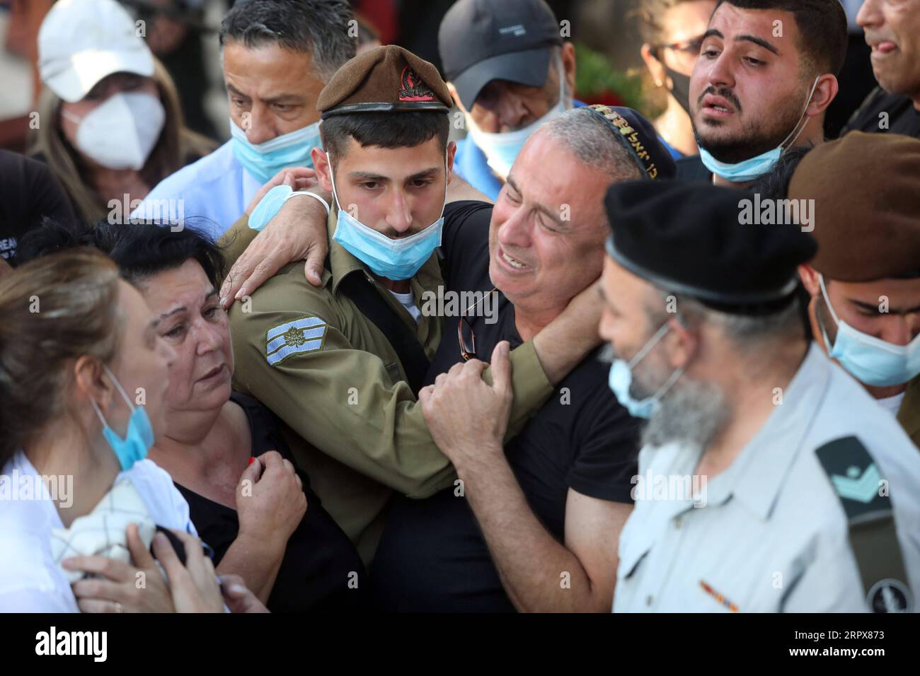 200512 -- TEL AVIV, May 12, 2020 Xinhua -- Family members and friends ...