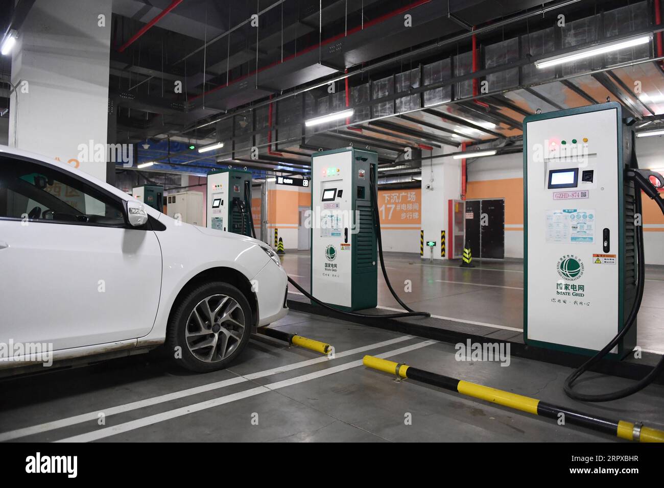 200516 -- BEIJING, May 16, 2020 -- An electric vehicle is connected to ...