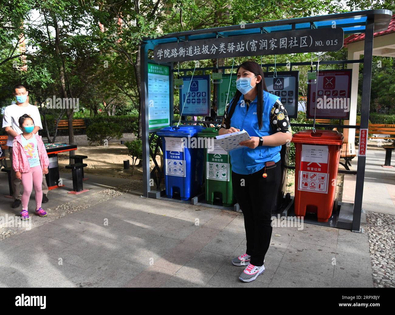 200516 -- BEIJING, May 16, 2020 -- A volunteer 1st R talks about ...