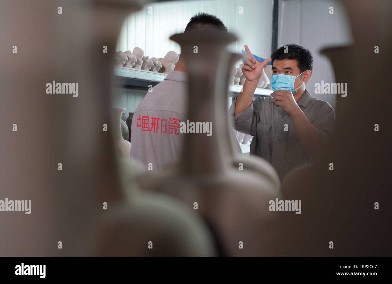 200516 -- XINGTAI, May 16, 2020 -- Geng Huimin teaches a disabled ...