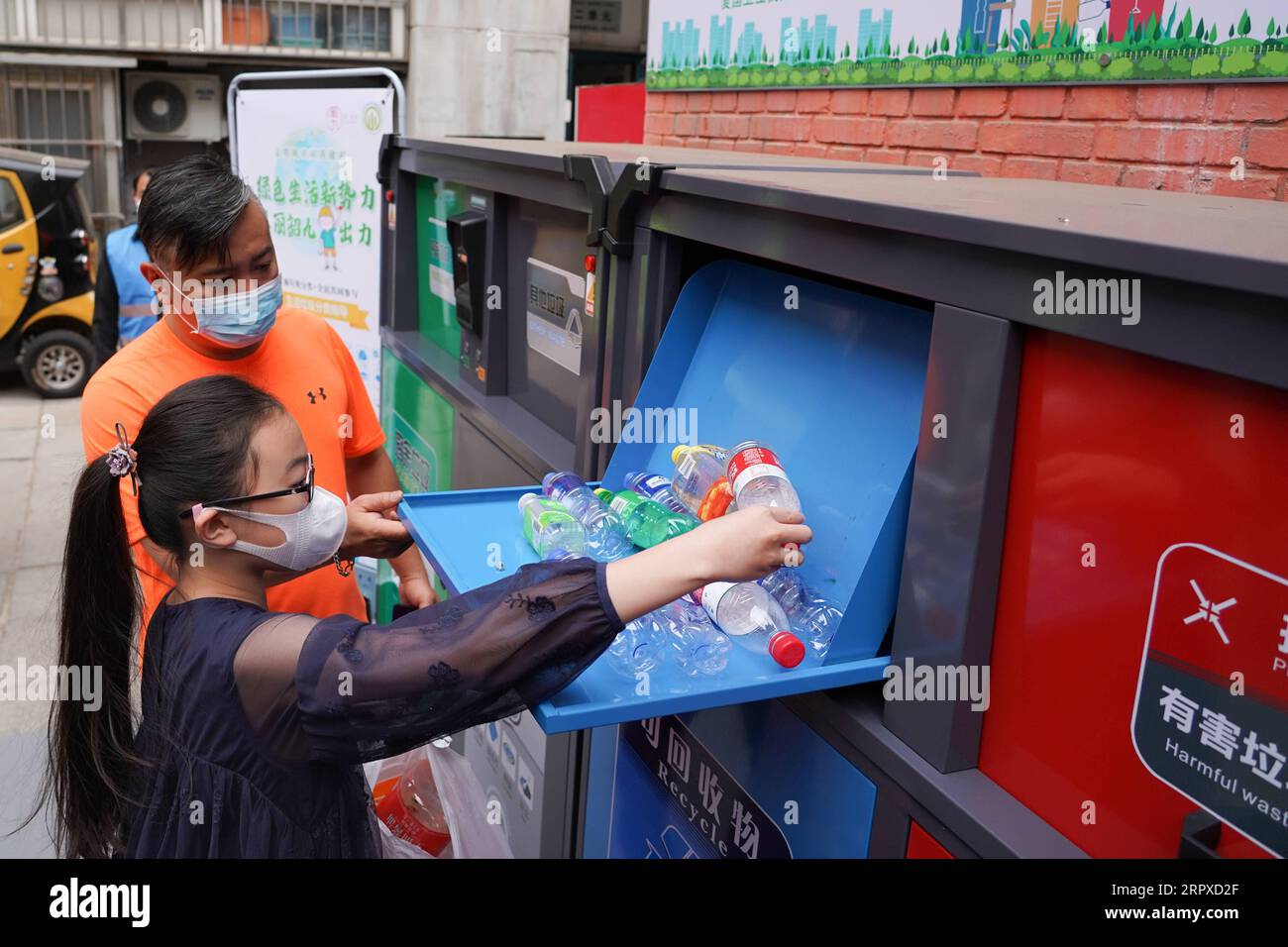 200517 -- BEIJING, May 17, 2020 -- A child puts plastic bottles into ...
