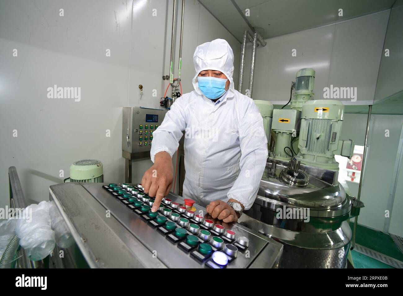 Toothpaste production hi-res stock photography and images - Alamy