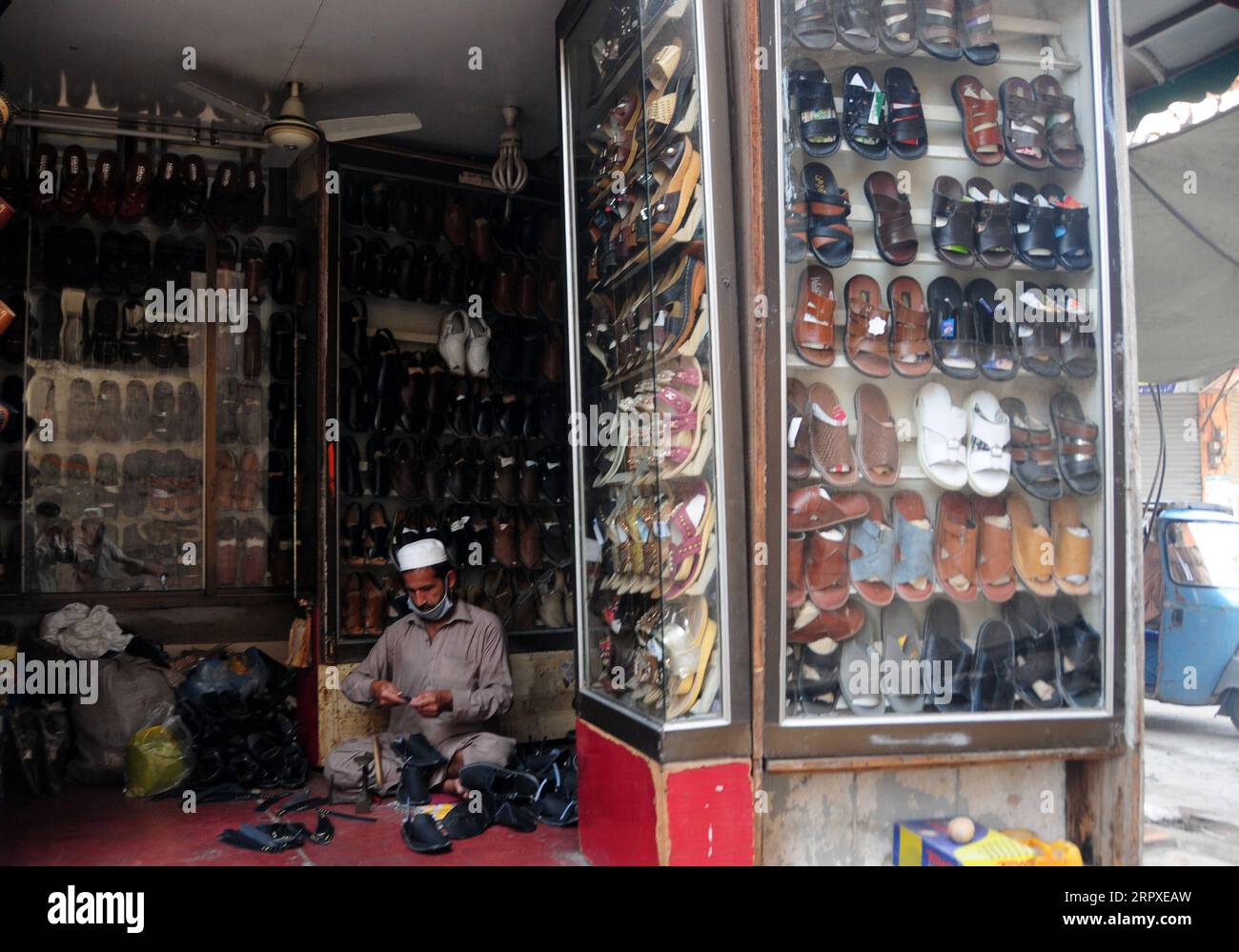 Traditional pakistani shoe hi-res stock photography and images - Alamy