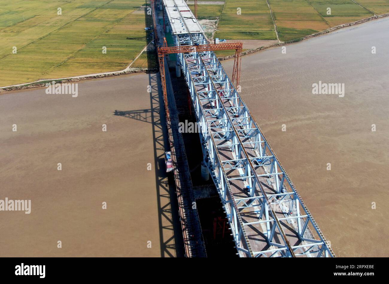 Four track railway hi-res stock photography and images - Alamy