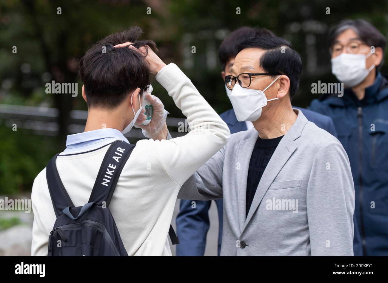 200520 -- SEOUL, May 20, 2020 Xinhua -- A senior student gets body temperature measured at ...
