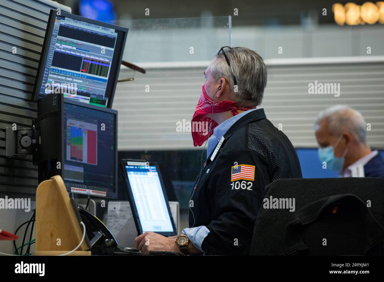 Nyse handout hi-res stock photography and images - Alamy