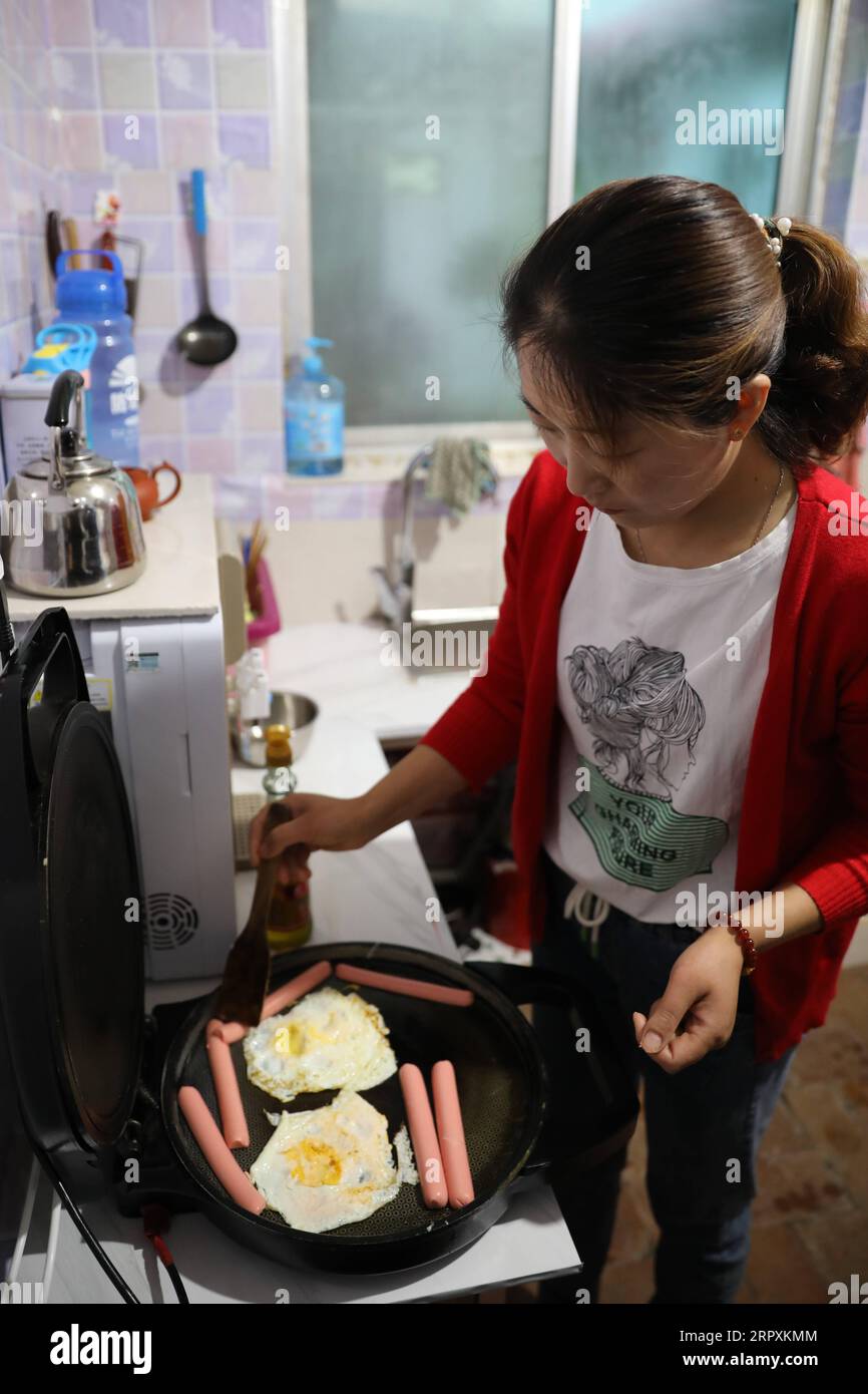 200527 -- GANGUGANSU, May 27, 2020 -- Niu Lijuan makes breakfast for ...
