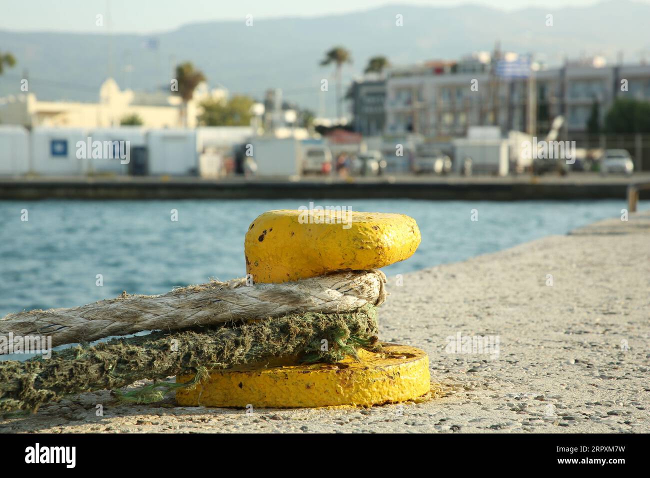 Mooring pole with rope in sea port Stock Photo - Alamy