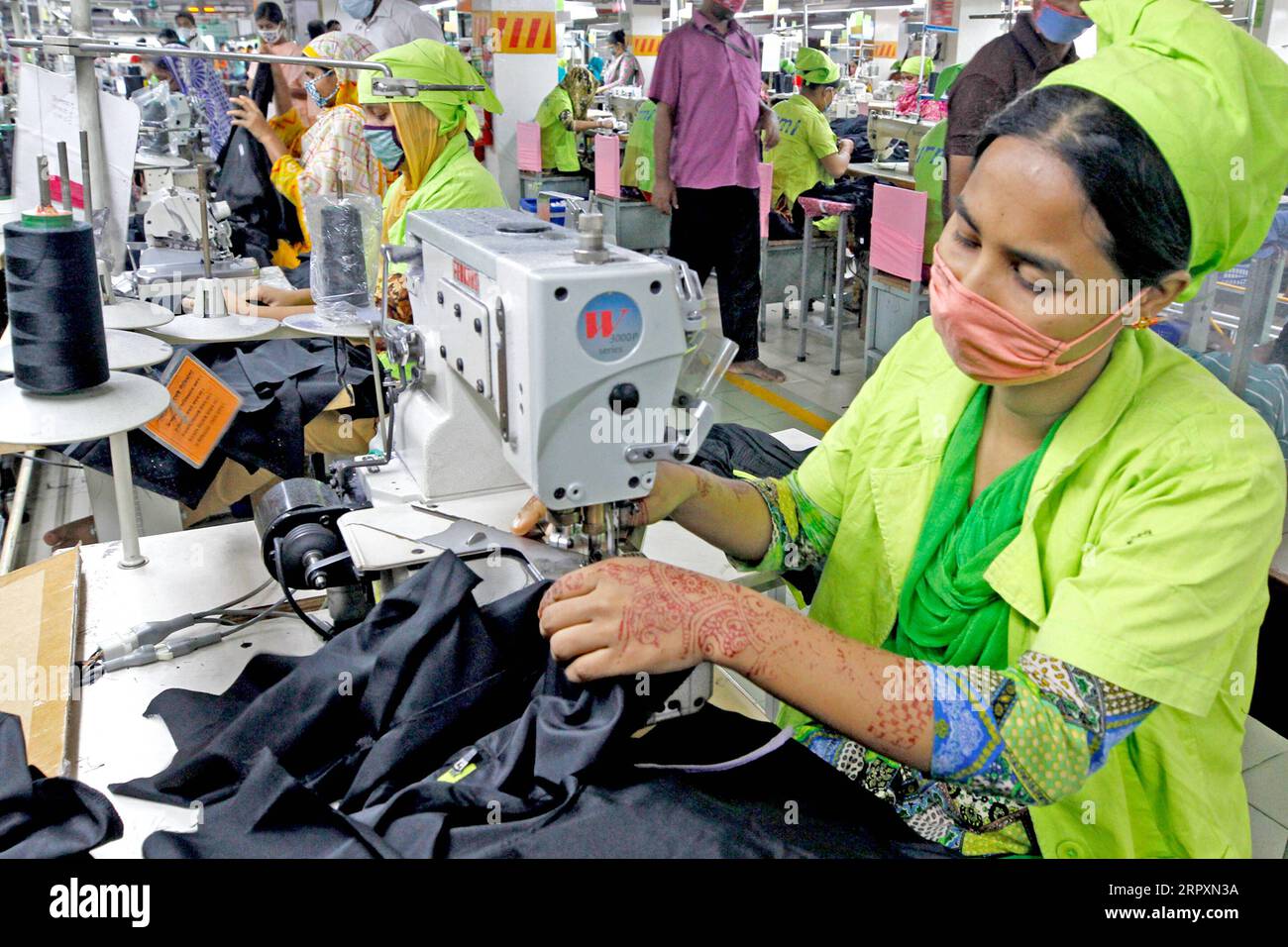 Garment factory worker bangladesh hi-res stock photography and images ...