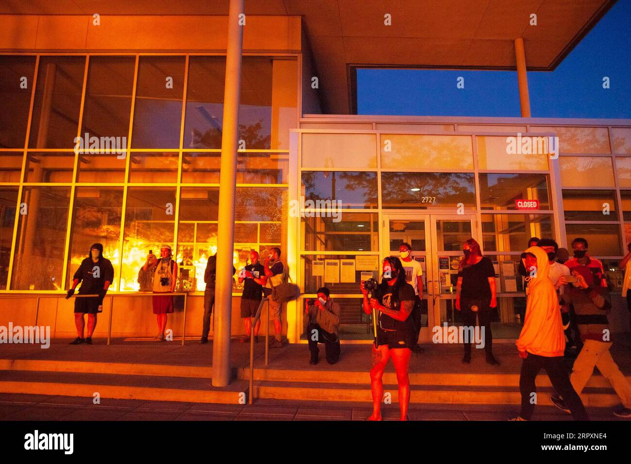 200530 -- MINNEAPOLIS U.S., May 30, 2020 Xinhua -- Protesters gather to ...
