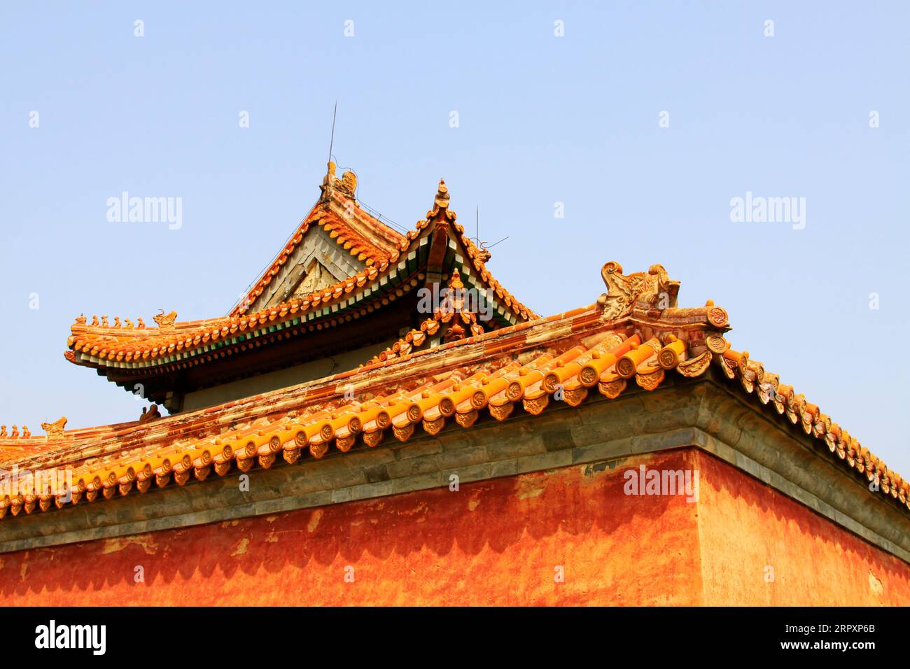 Red glazed tile eaves and wall, Eastern Tombs of the Qing Dynasty ...