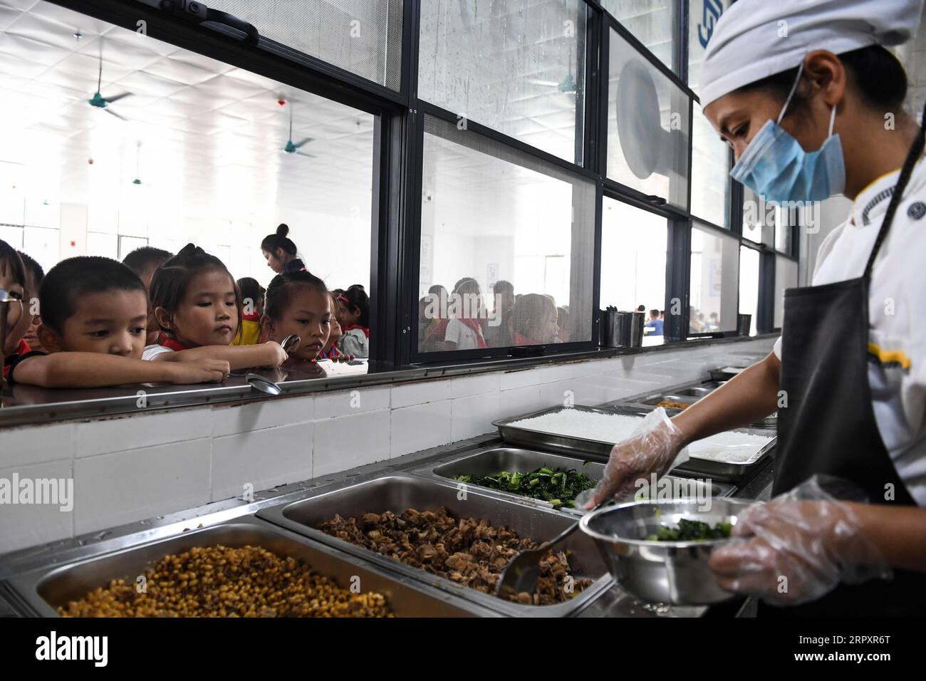Primary school lunch queue hi-res stock photography and images - Alamy