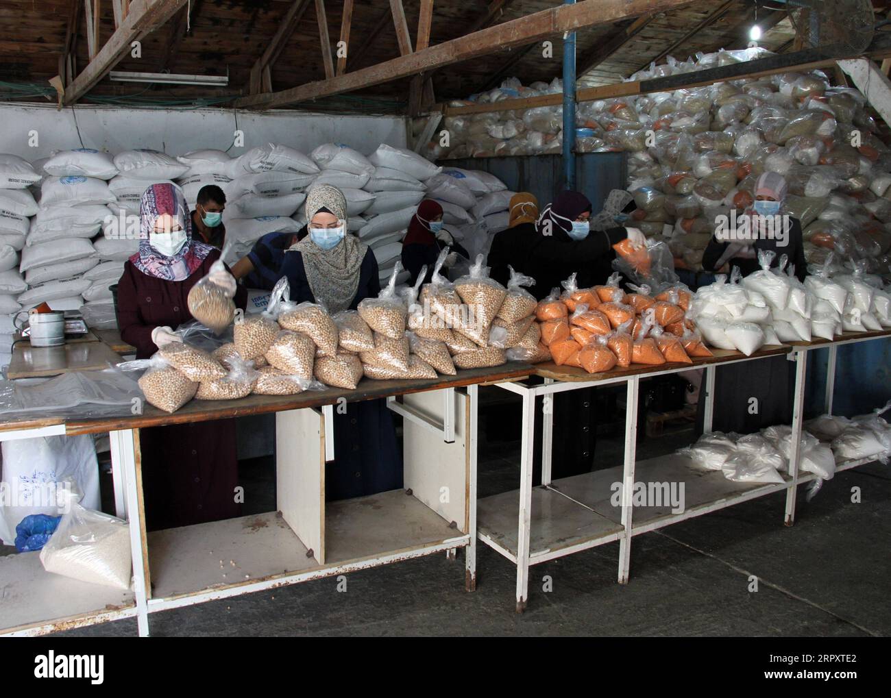 Palestine food distribution hi-res stock photography and images - Alamy